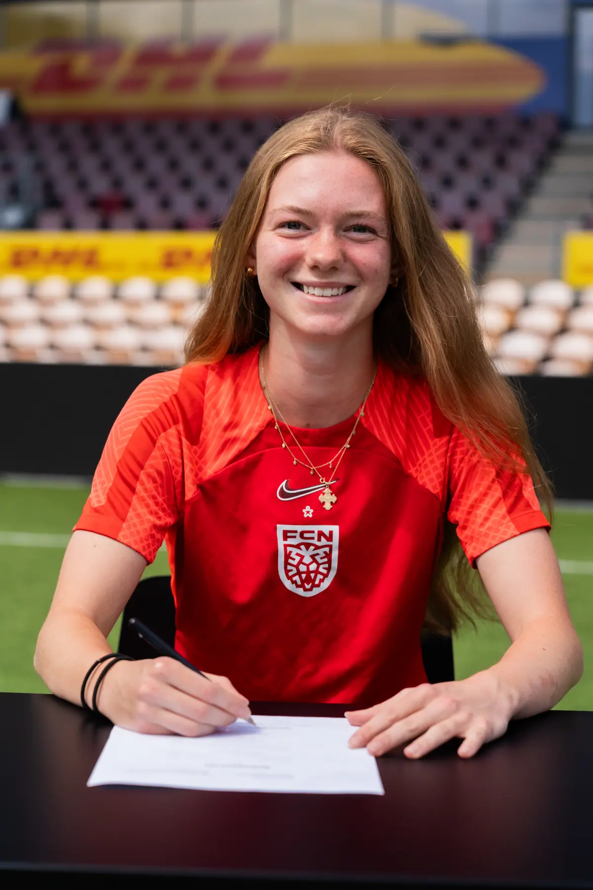 Clara La Cour skriver under på en 3-årig kontraktforlængelse